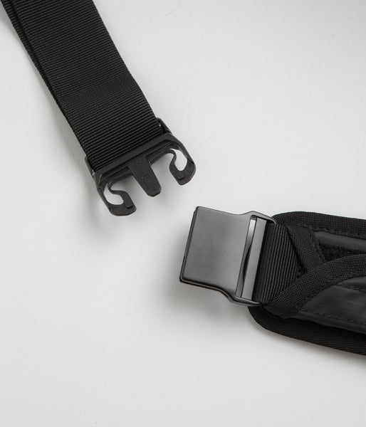 D b Ramverk 20L Pro Sling Bag - Black Out | flatspot